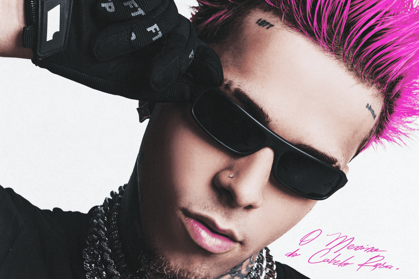 Cjota lança seu primeiro álbum, “O Menino do Cabelo Rosa” – Prus Mano